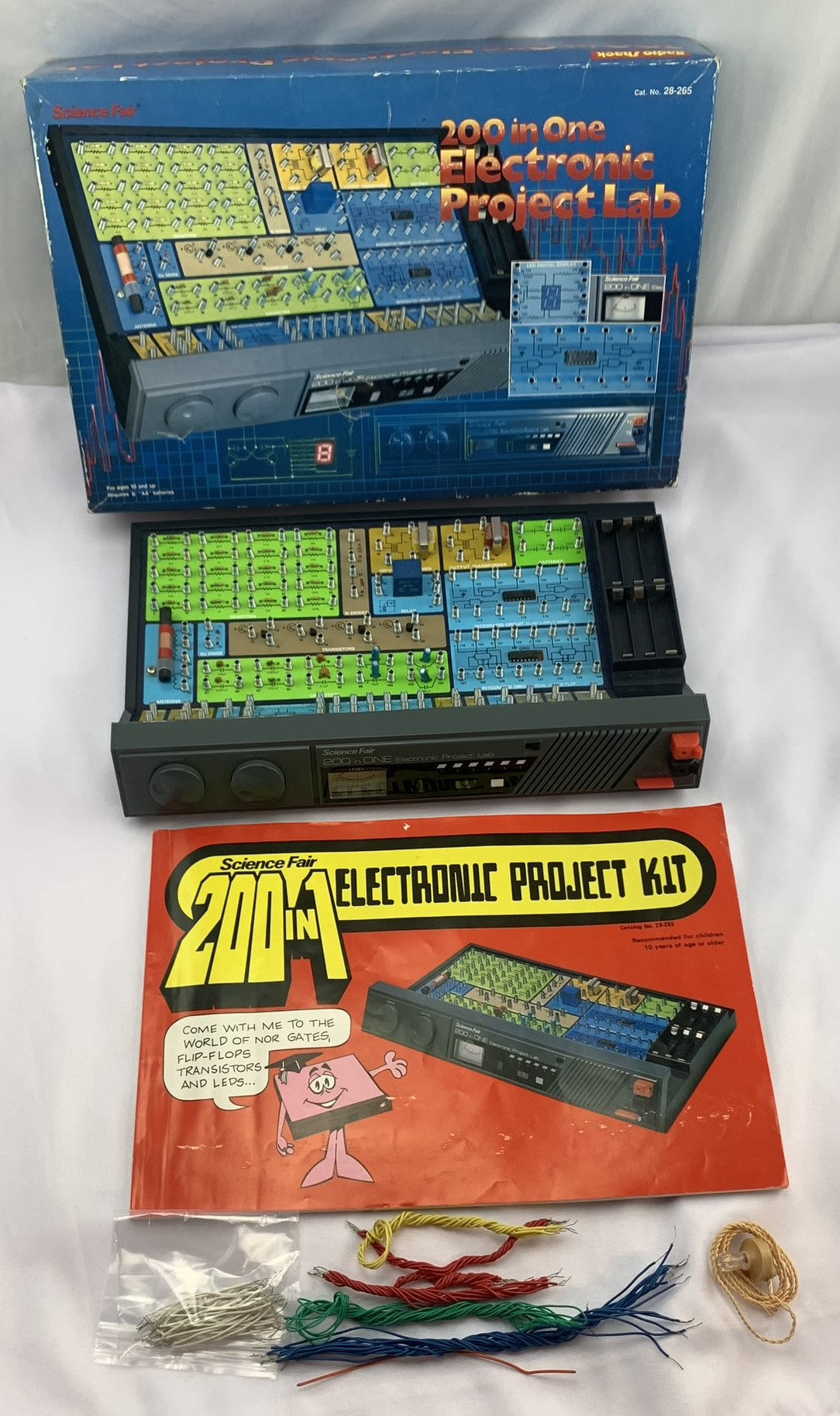 200 in One Electronic Project Kit - 1990 - Science Fair - Great Condit ...